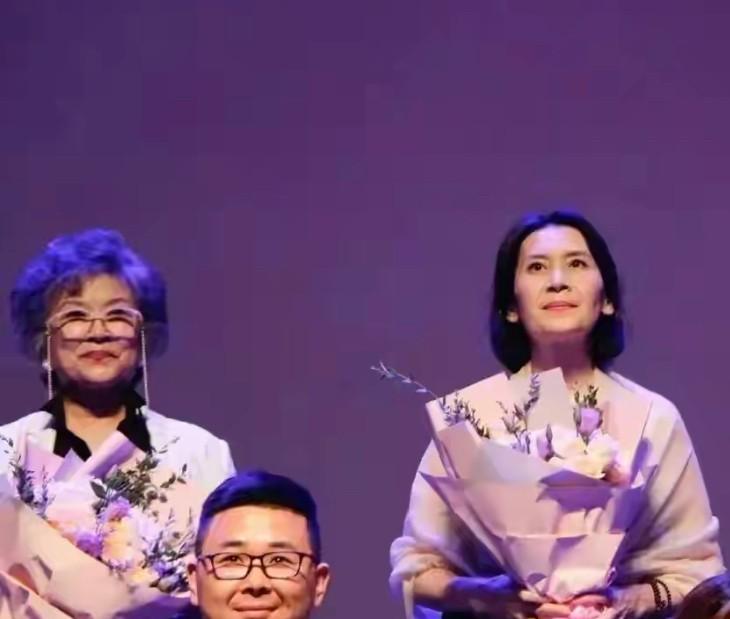 Song Chunli in the same frame as Xiao Xiong looks like mother and ...