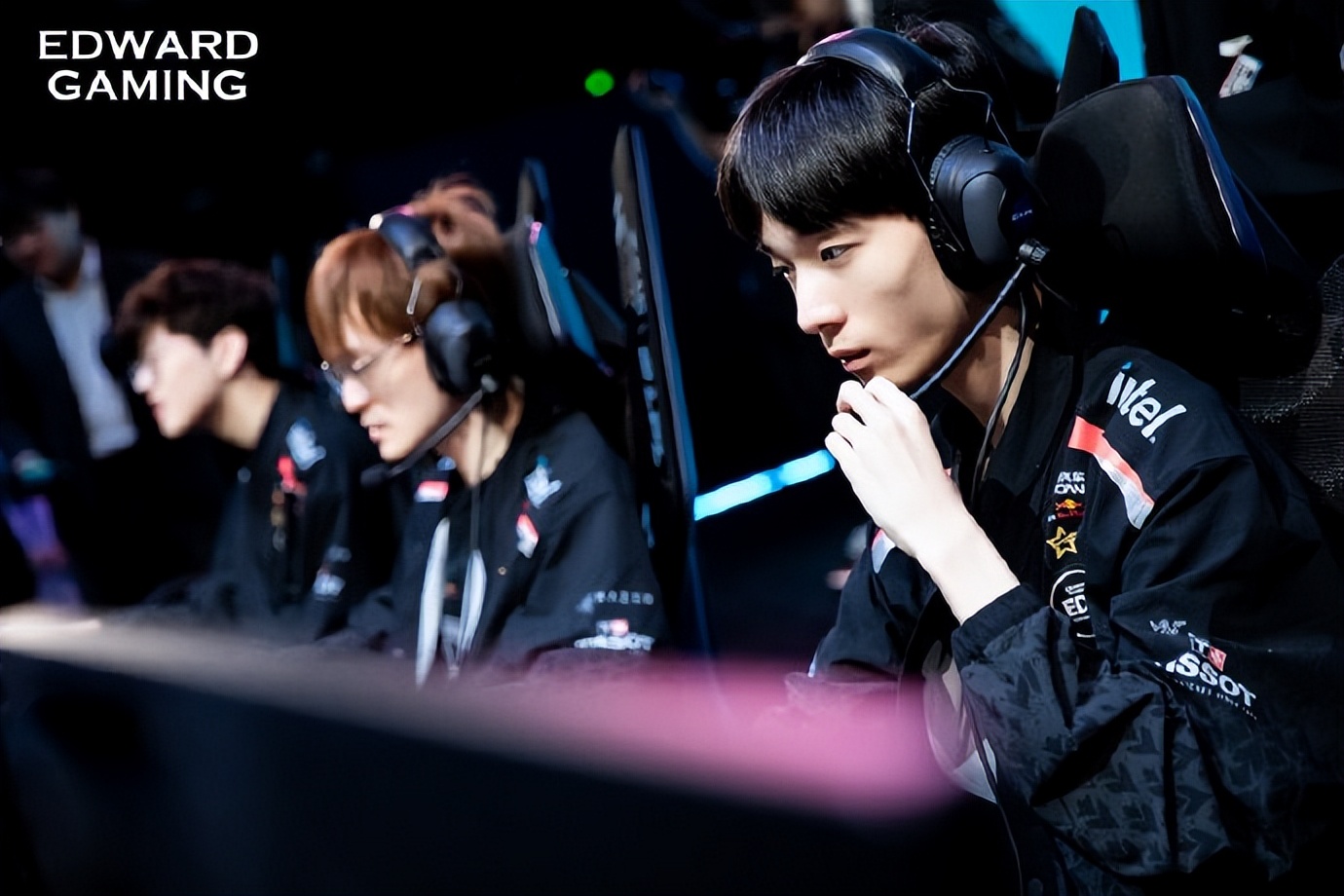 JJPLAY E-sports News: EDG defeated OMG! The coach has a sick BP, Leave thanks Uzi for cheering ...
