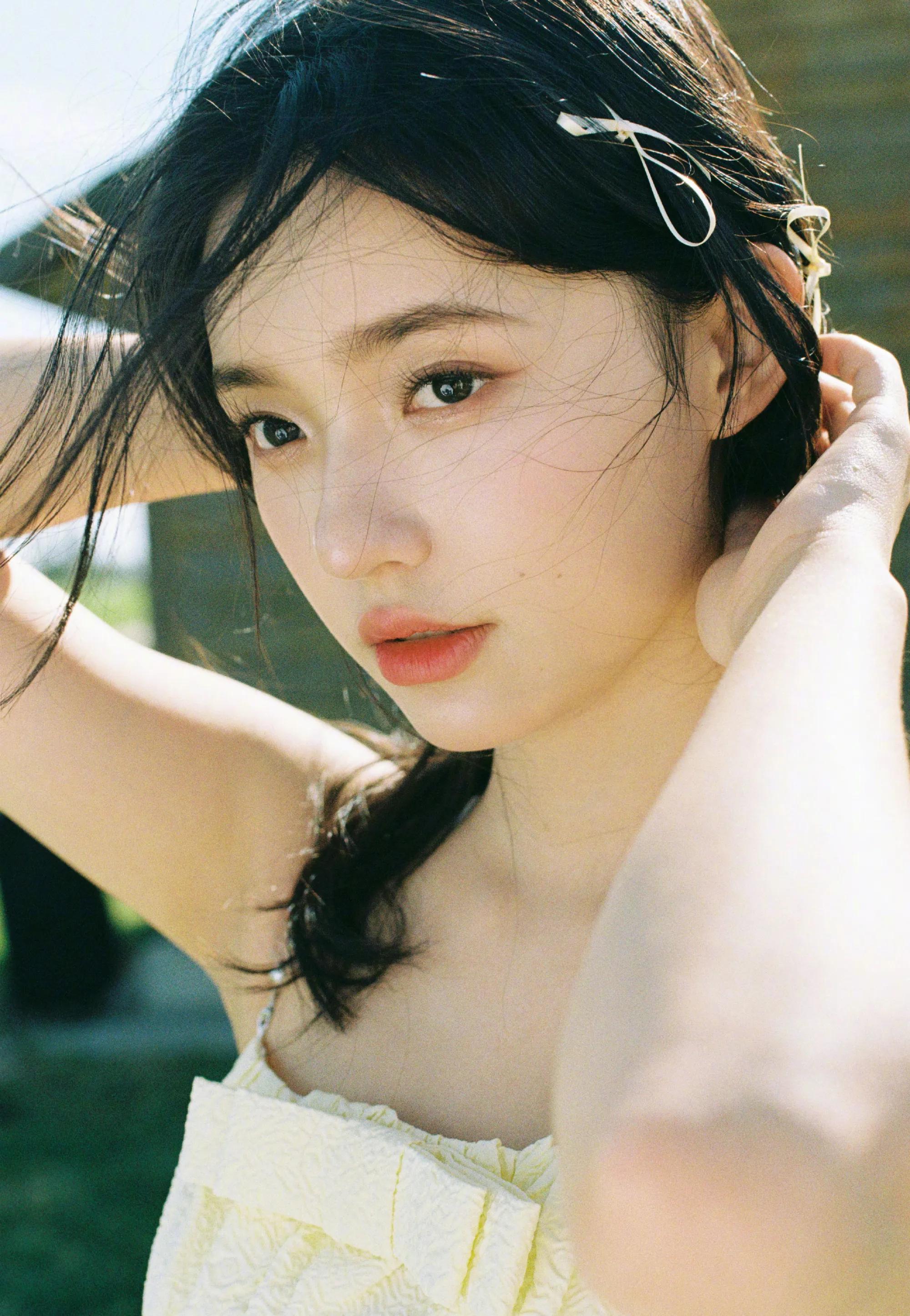 Lin Yun: The girl in the light yellow dress with fluffy hair is ...