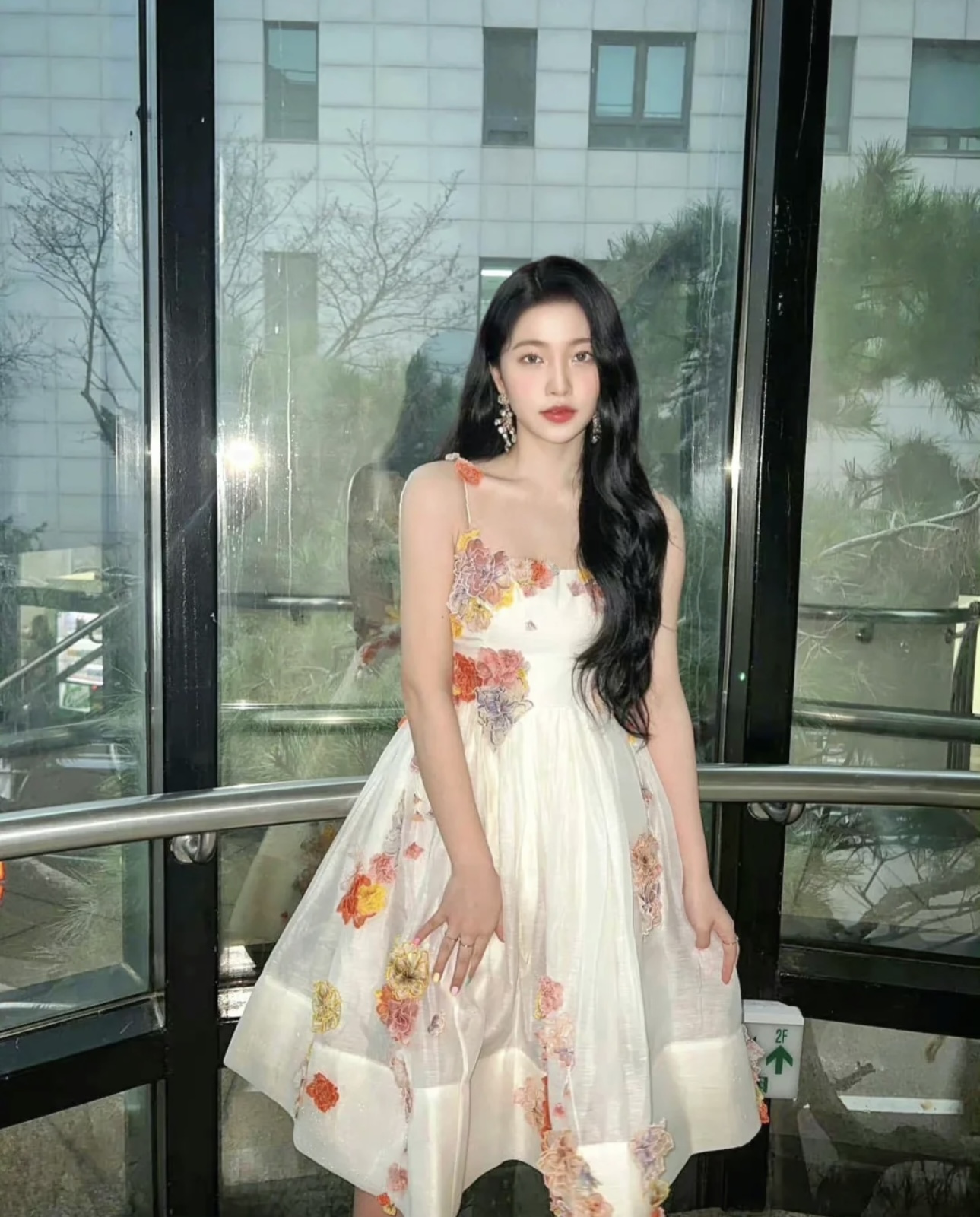 What is it like to wear Jisoo's new song "FLOWER" on your body? Wealthy ...