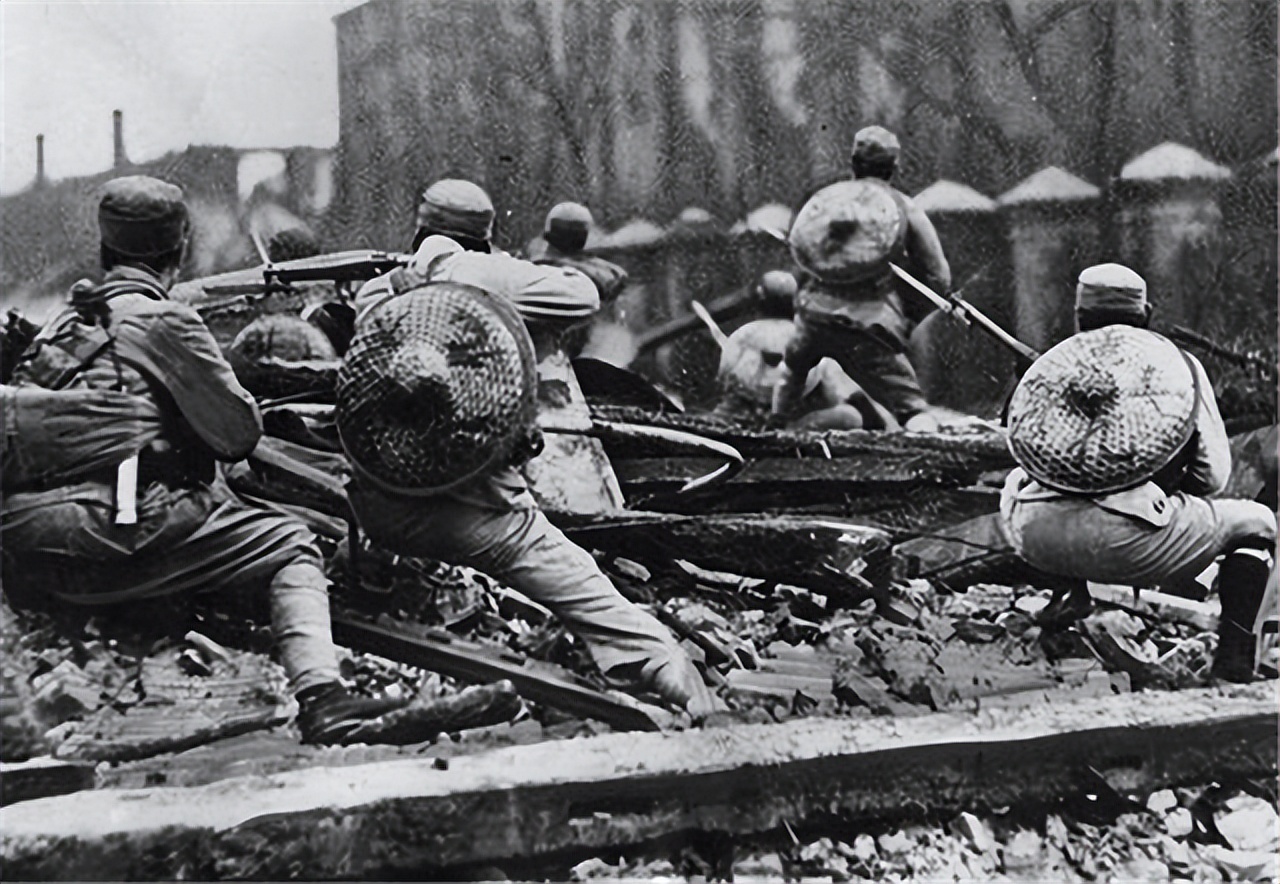 In 1946, when more than 6,000 PLA troops were besieged by 30,000 enemy ...