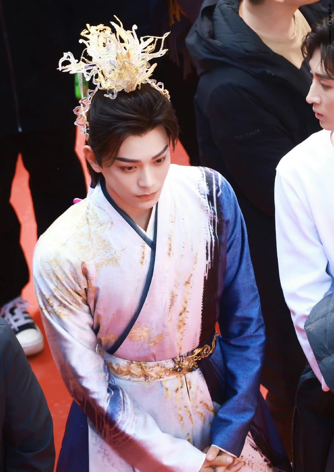 Ding Yuxi, an atypical handsome man in ancient costume, "destroys his ...