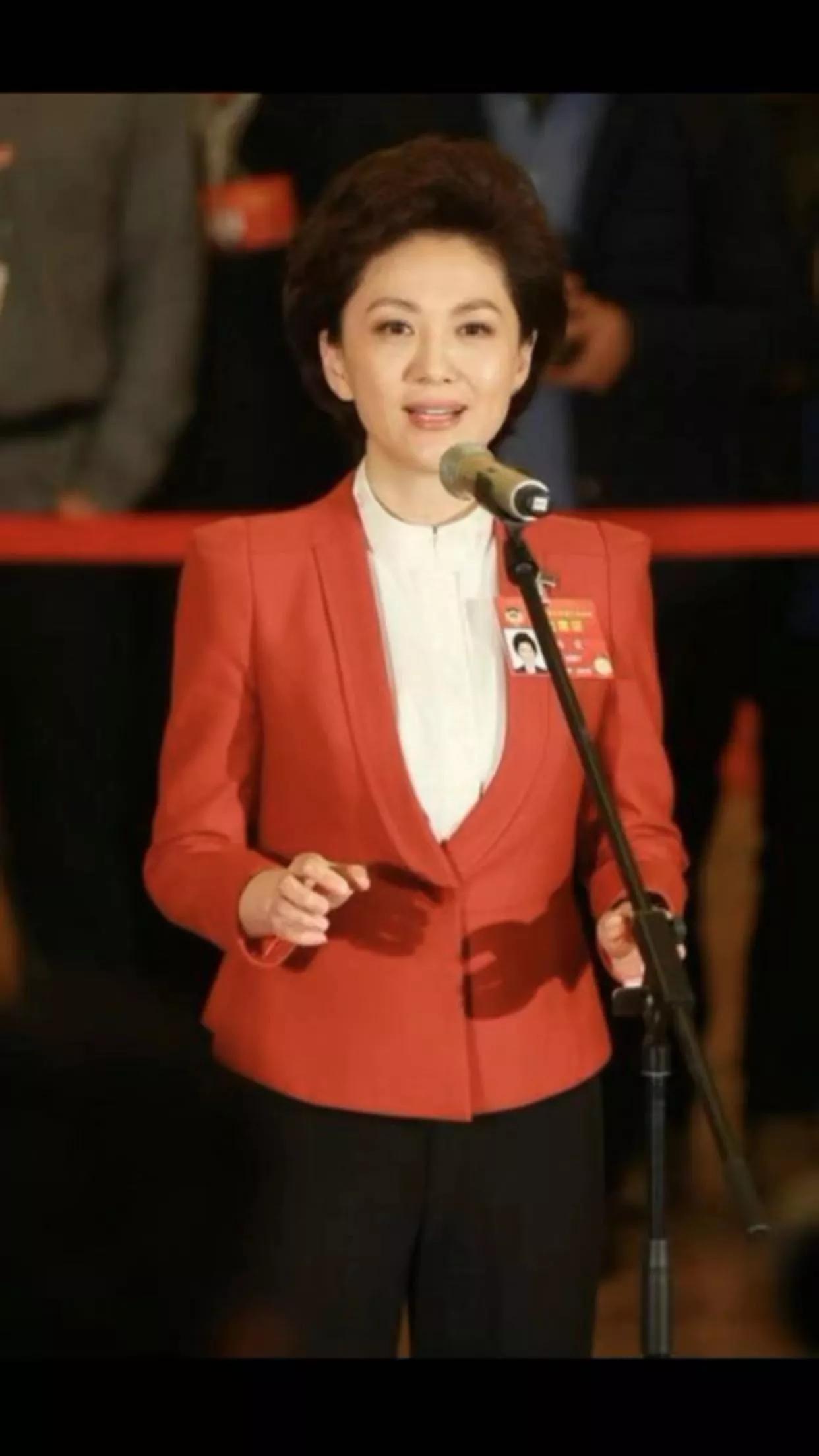 Speaking of CCTV hosts, Dong Qing is something everyone can think of ...