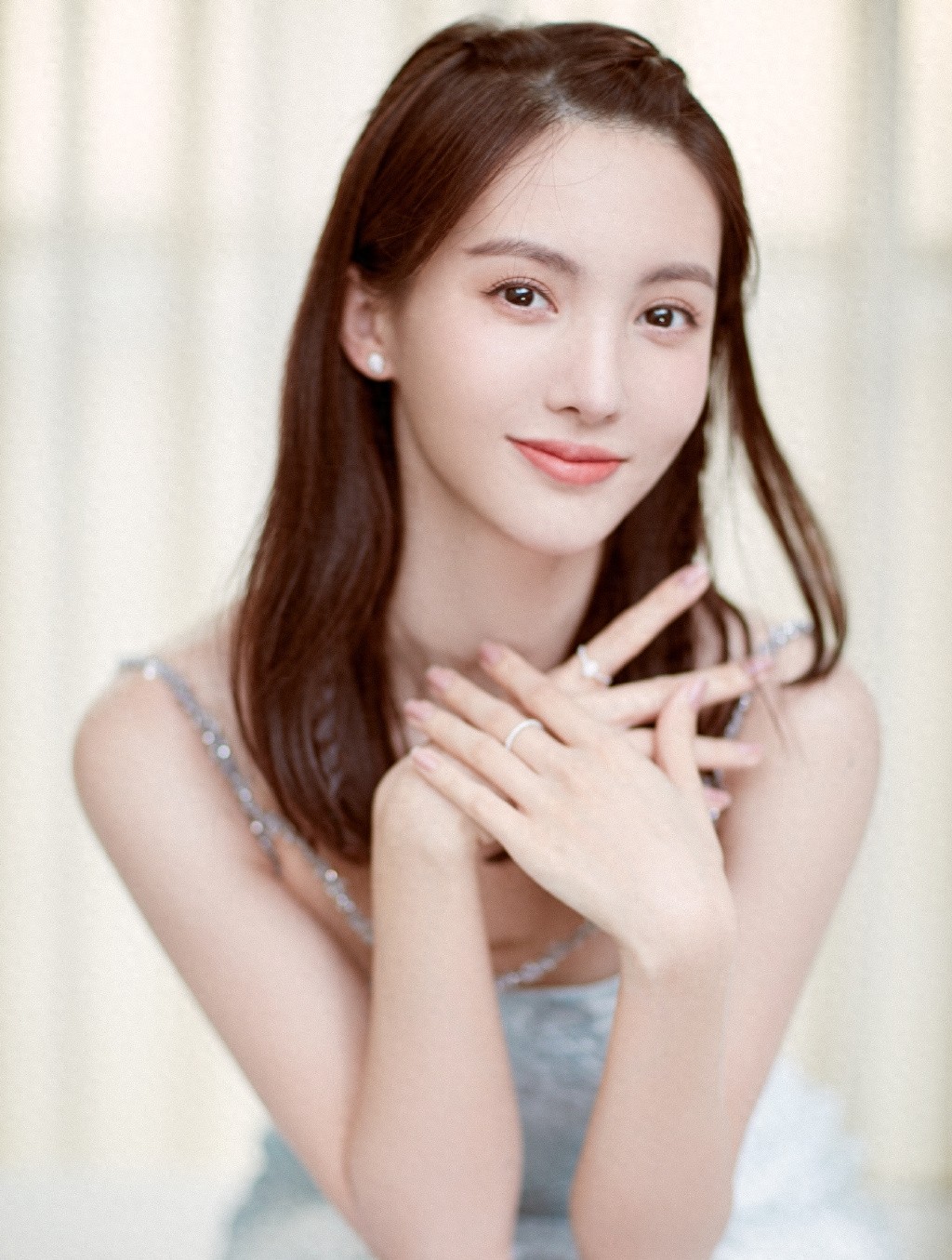 A deep dive into Xu Jiayin's singing and dancing troupe. She got down ...