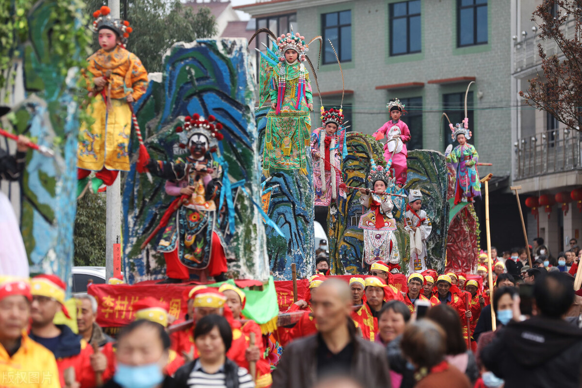The parade performance of traditional Chinese festivals - lift the ...