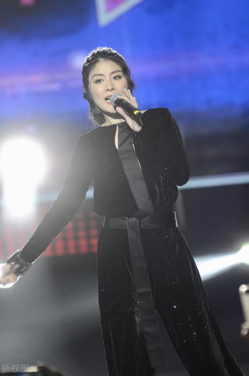 Hong Kong singer Chen Huilin attended the event, and the tube top and ...