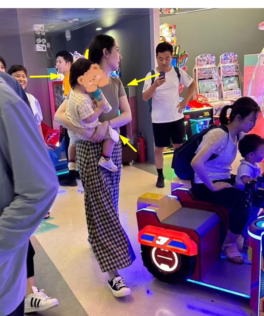 Guo Biting puts on heavy makeup and takes her baby out. She is slightly ...