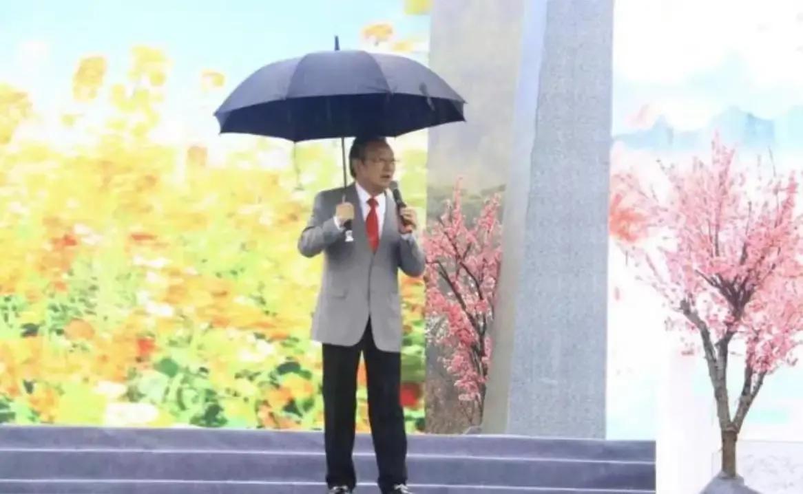 I'm depreesed! The 76-year-old singer Jiang Dawei performed in the rain ...