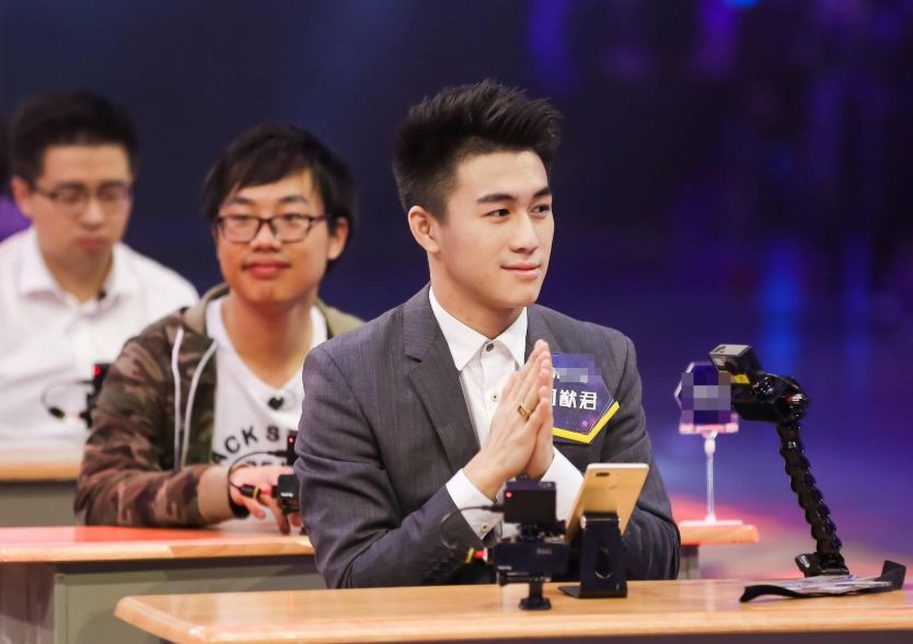 He Youjun's behavior caused controversy. He kissed Wang Jiaer in public ...