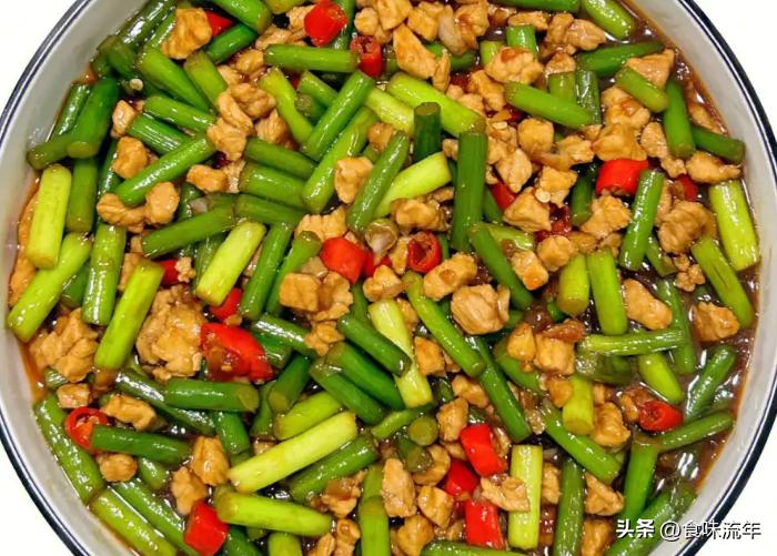 Stir-fried minced pork with garlic stalks that are burnt, tender and ...