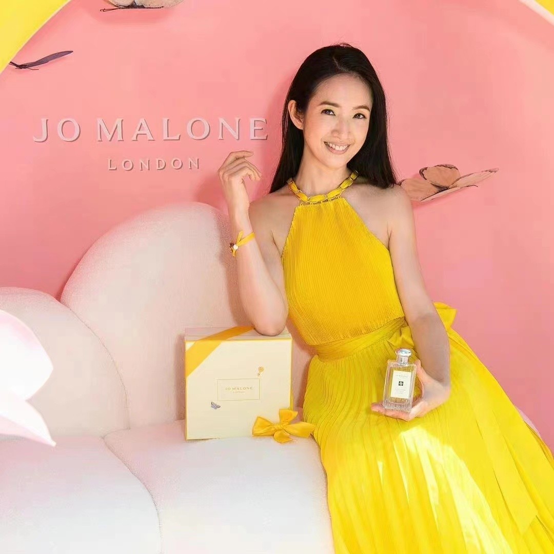 Ariel Lin is getting old too!The loss of collagen exposes the deep eye ...