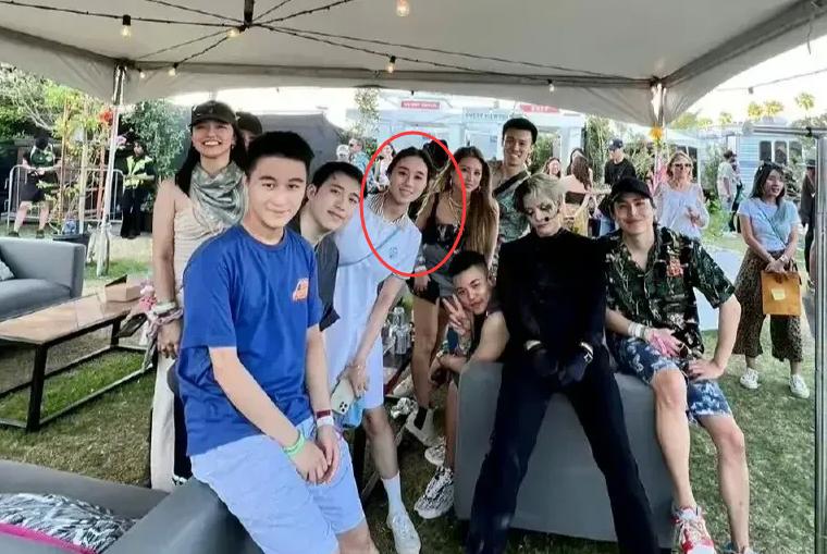 He Chaoxin and Gu Ailing gathered and ate dumplings at the same table ...