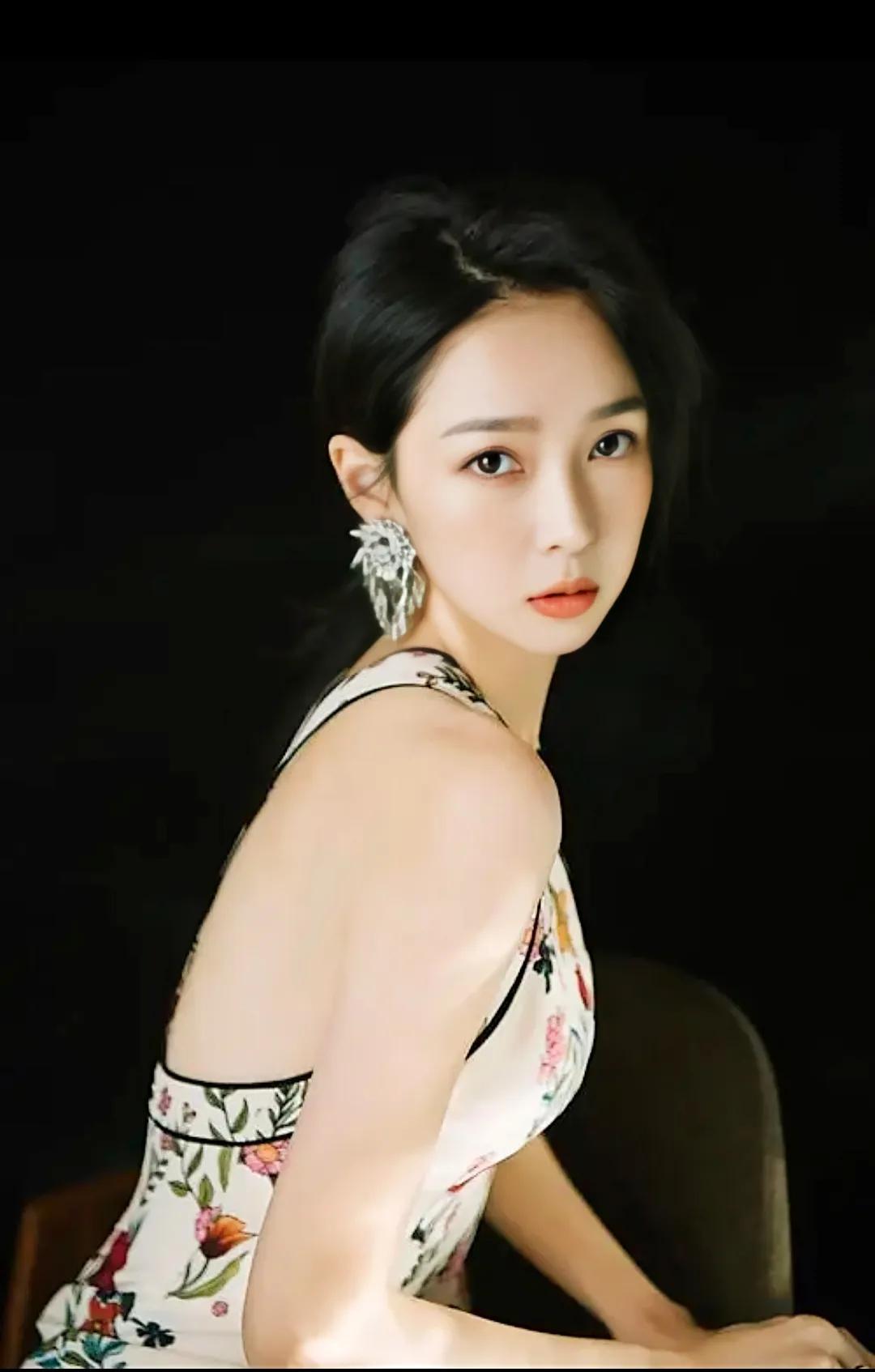 The charming Qiu Shiyuan - iNEWS