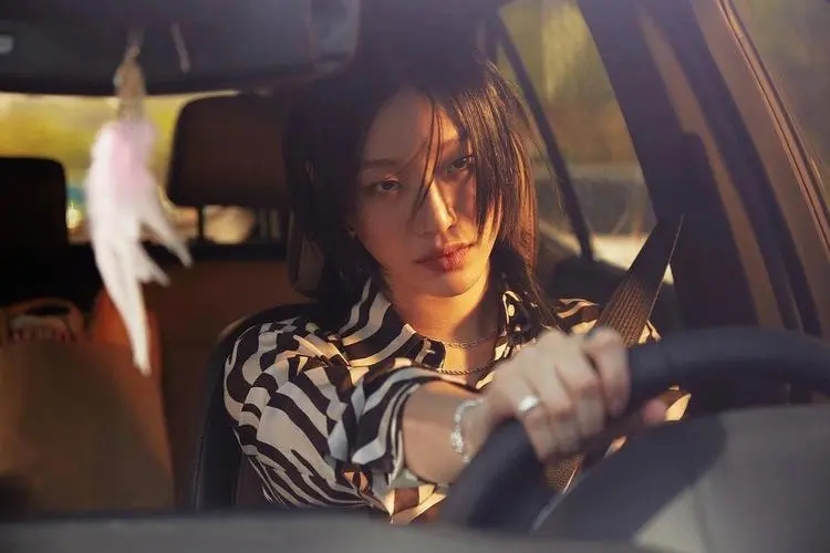 Actress Cui Sula posted beautiful photos, wearing an apricot plaid ...