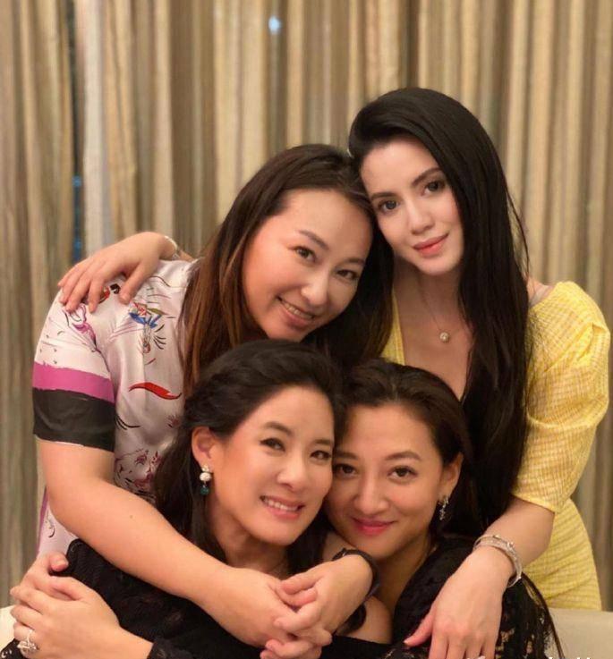 He Chaoqiong took a photo with Zhang Zetian, but gave up the C position to Qiu Yongjun. She is ...