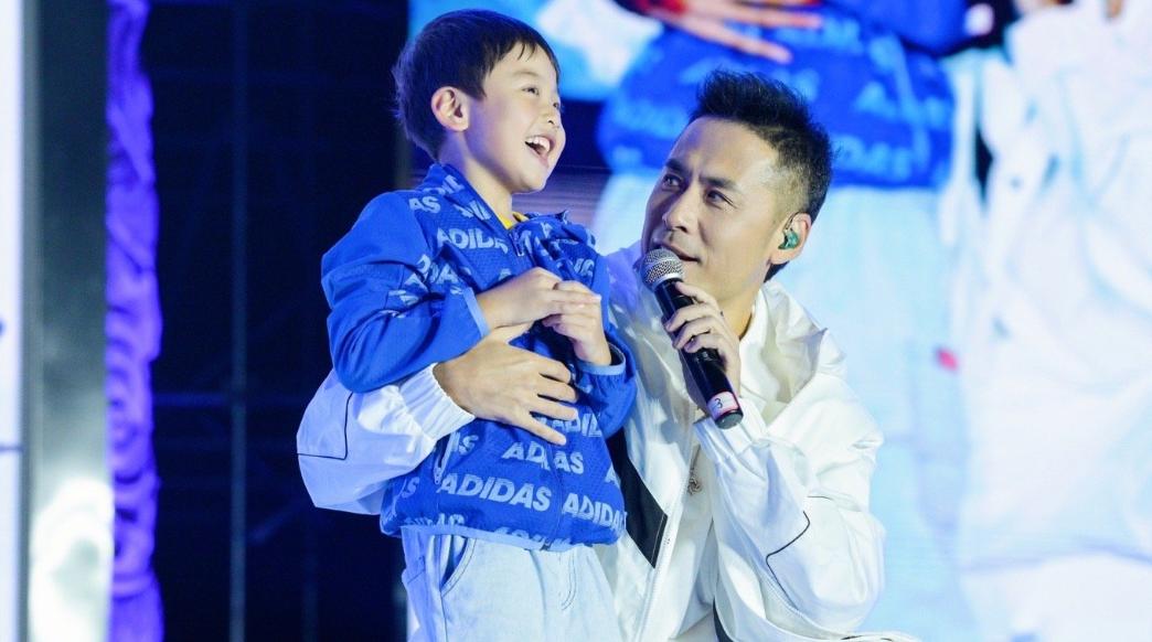 48-year-old Huang Zheng is living like this now. He started out as a ...