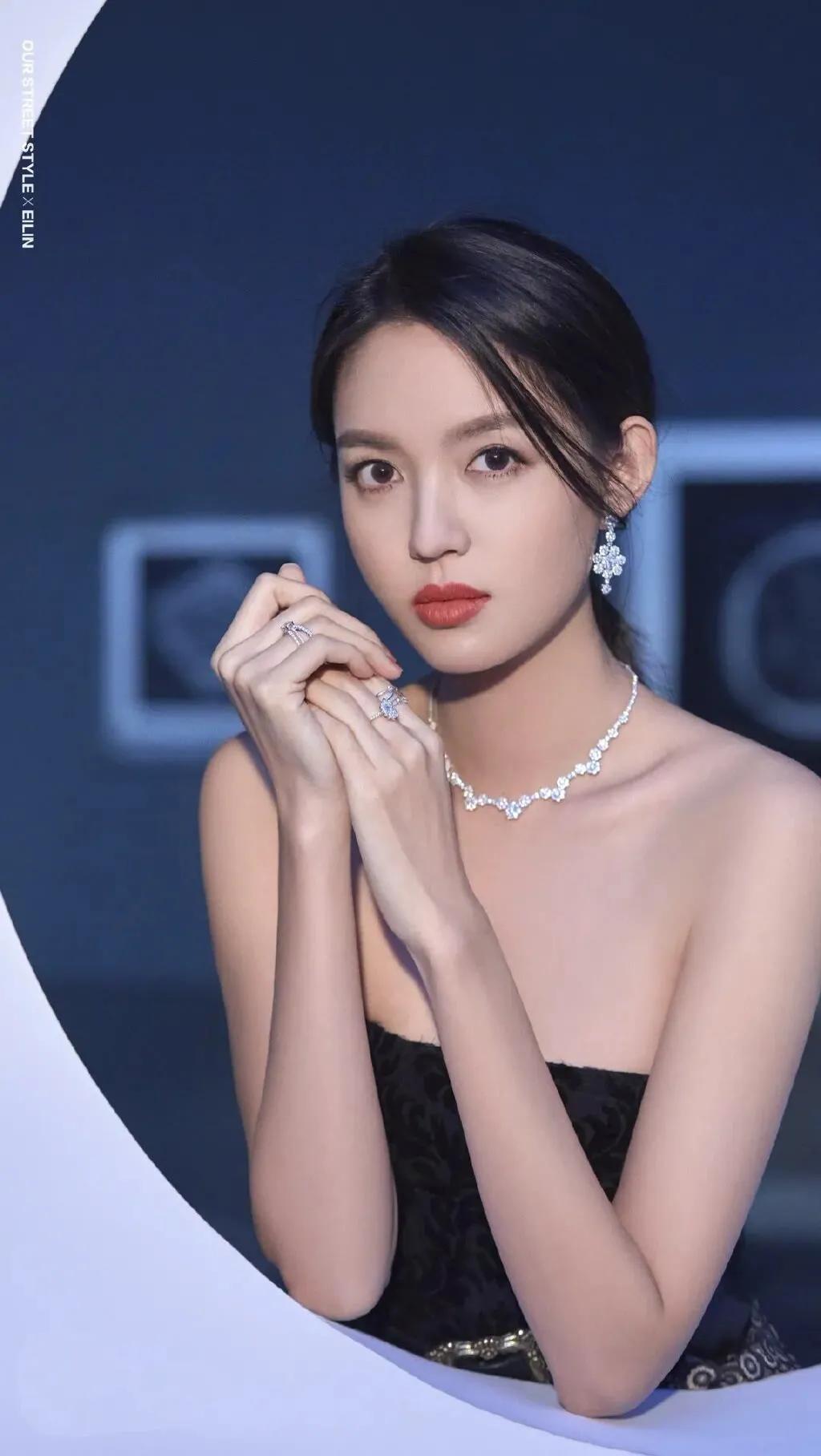 Star beauty picture: Zhang Zilin - iNEWS