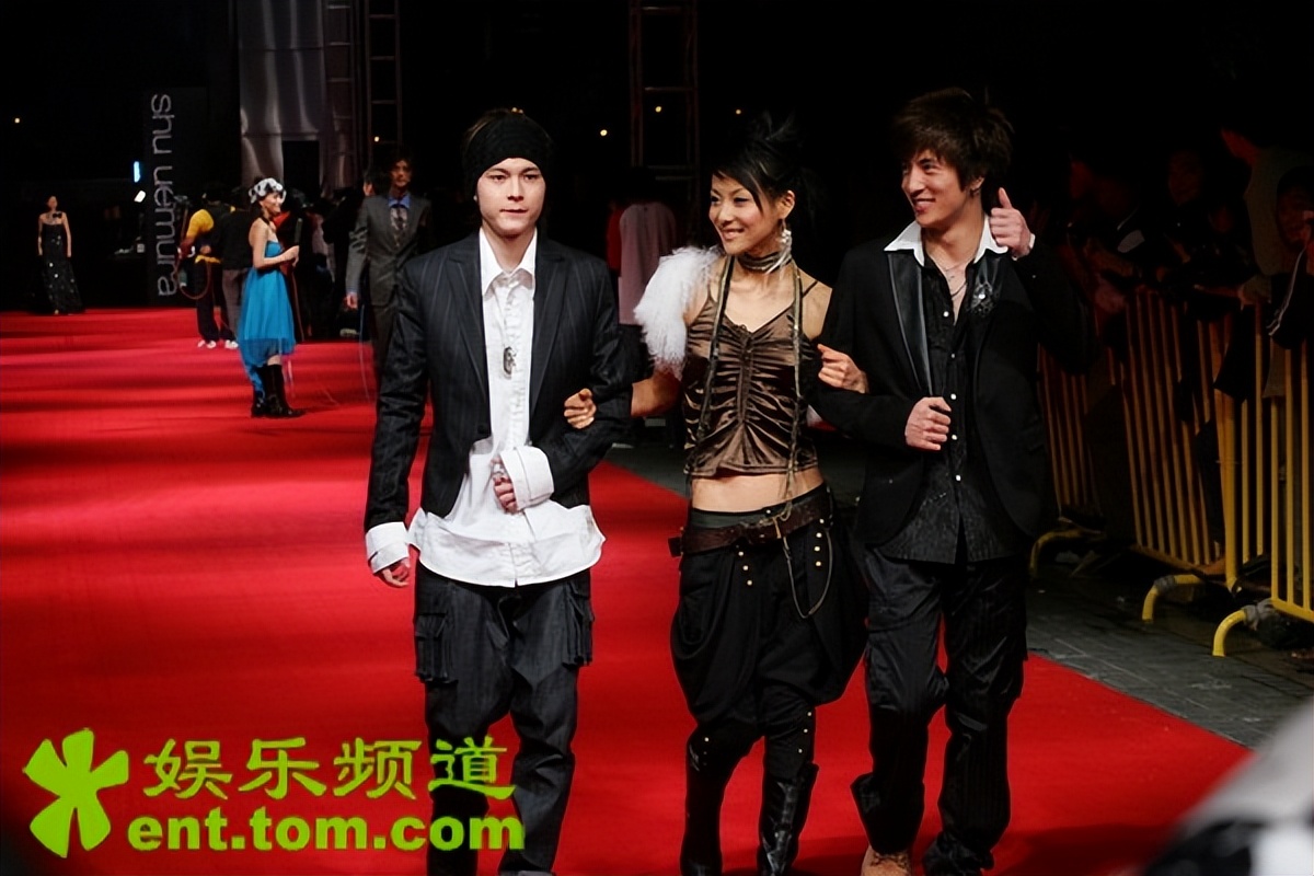 A photo of Xue Zhiqian who just debuted and his friend Junjun who is ...