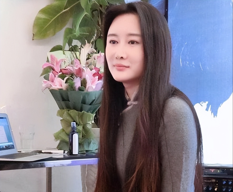 41-year-old Du Xinglin: married 72-year-old director Zhang Jizhong, and had a son and a daughter ...