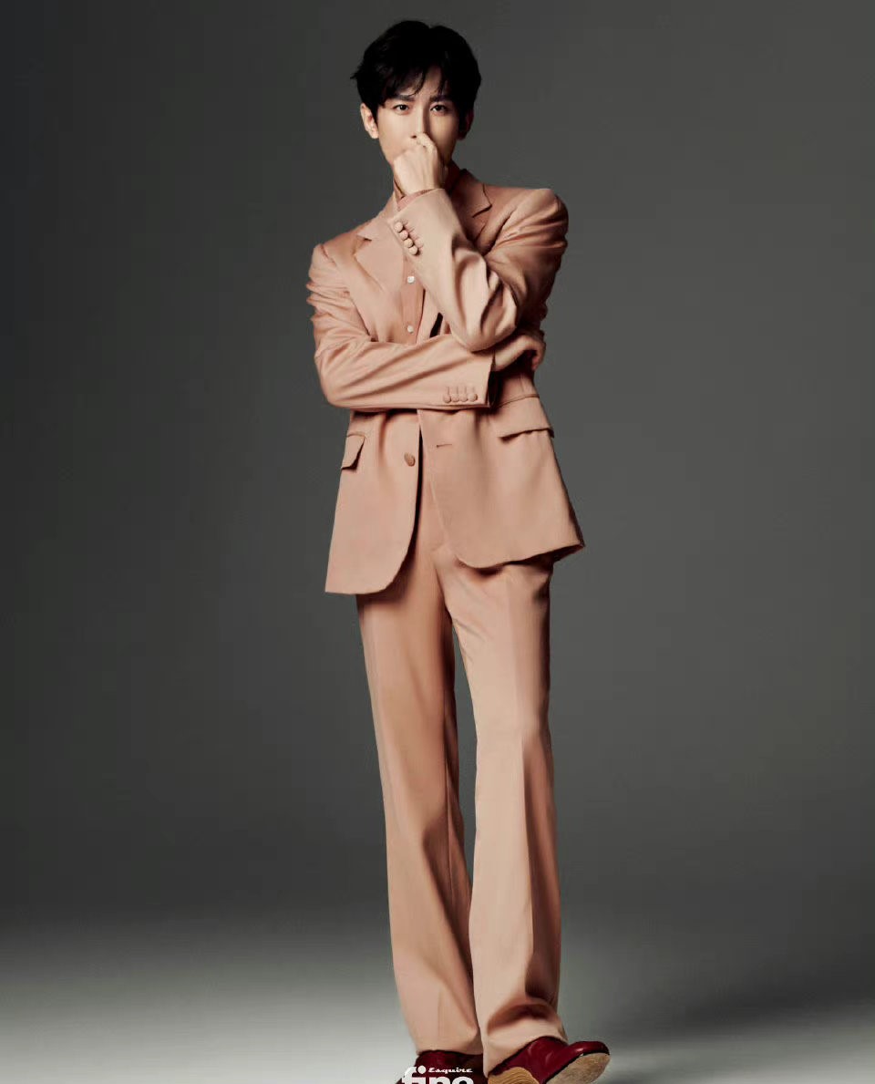 Cheng Yi took a side-by-side photo, the autumn atmosphere is full of ...