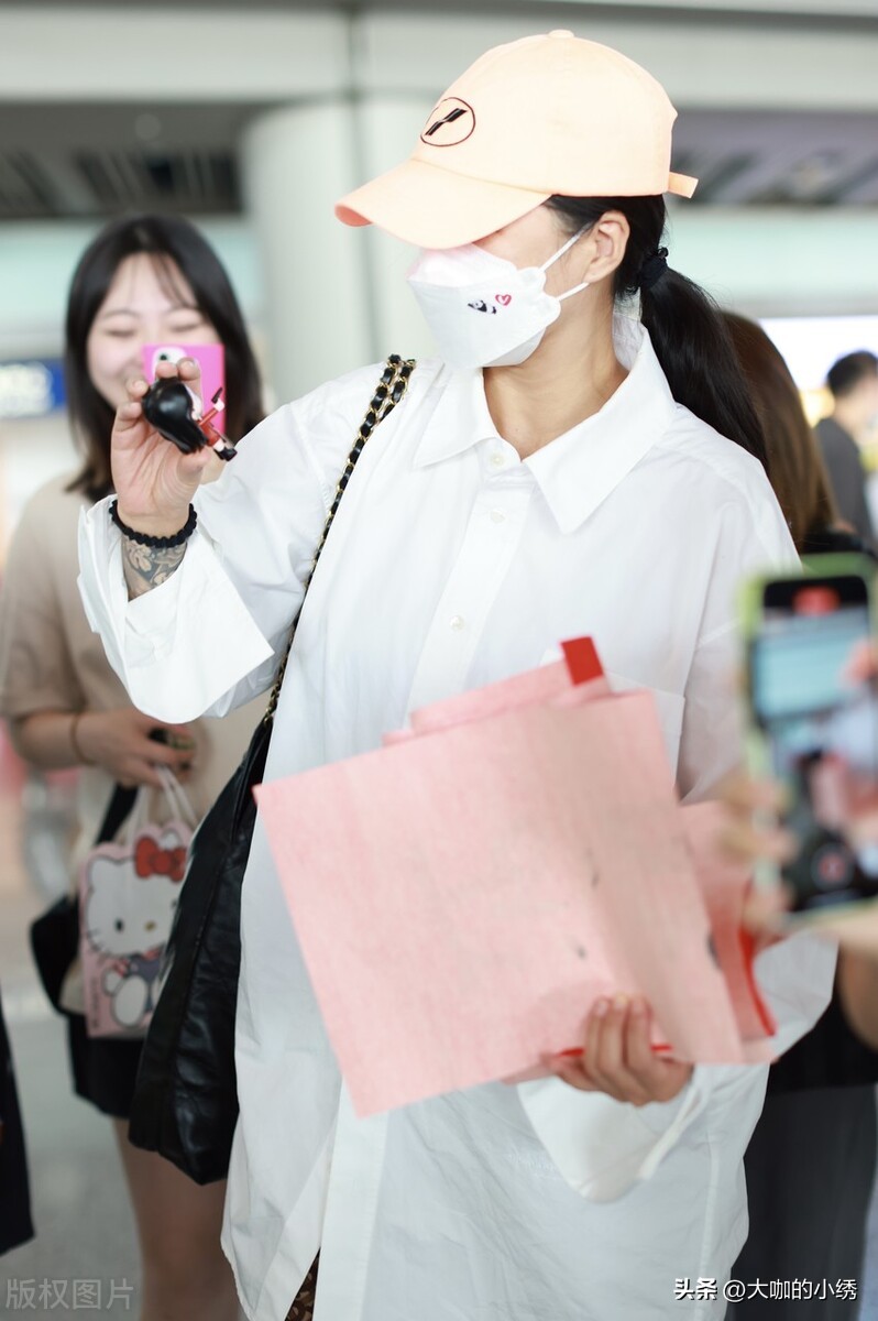Tan Weiwei appeared at the Beijing airport and met fans all the way to ...