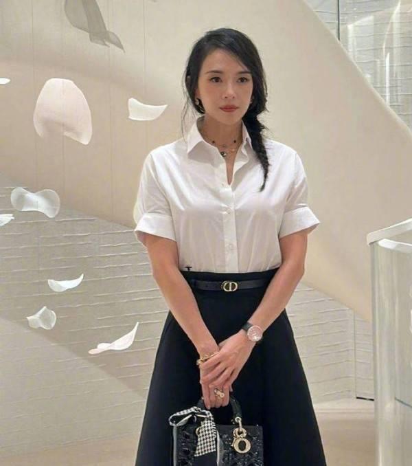 After her divorce, Zhang Ziyi showed a dignified smile in a black and ...