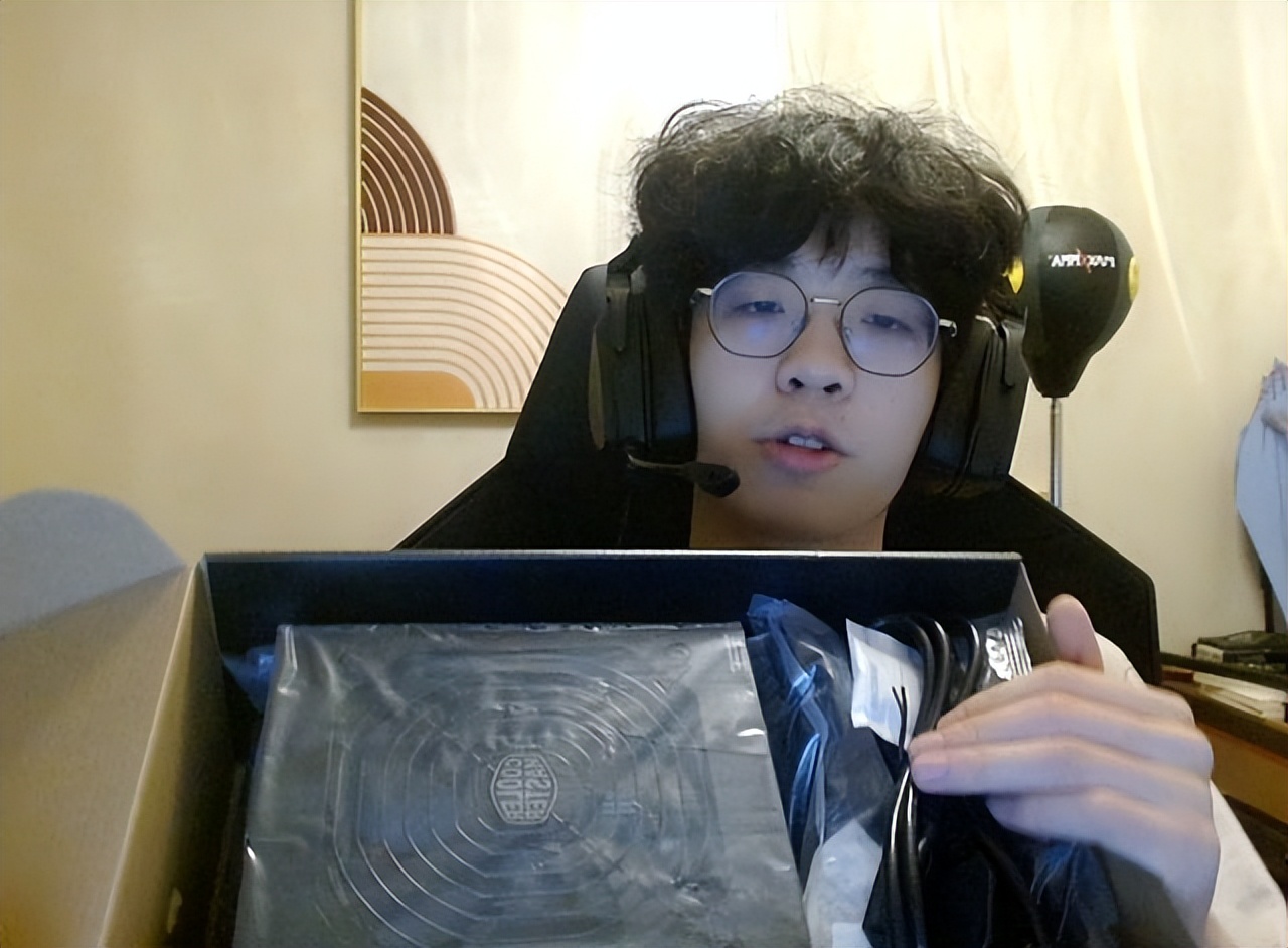 Eternal Calamity: Cosplay Xiong Er on a hot day? Against the sky, the ...