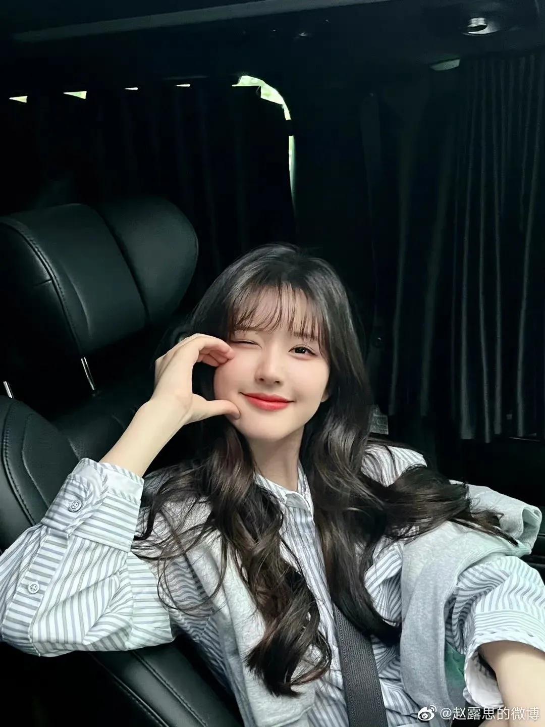 Beautiful photo of cute little Zhao Lusi, with bangs that make her ...