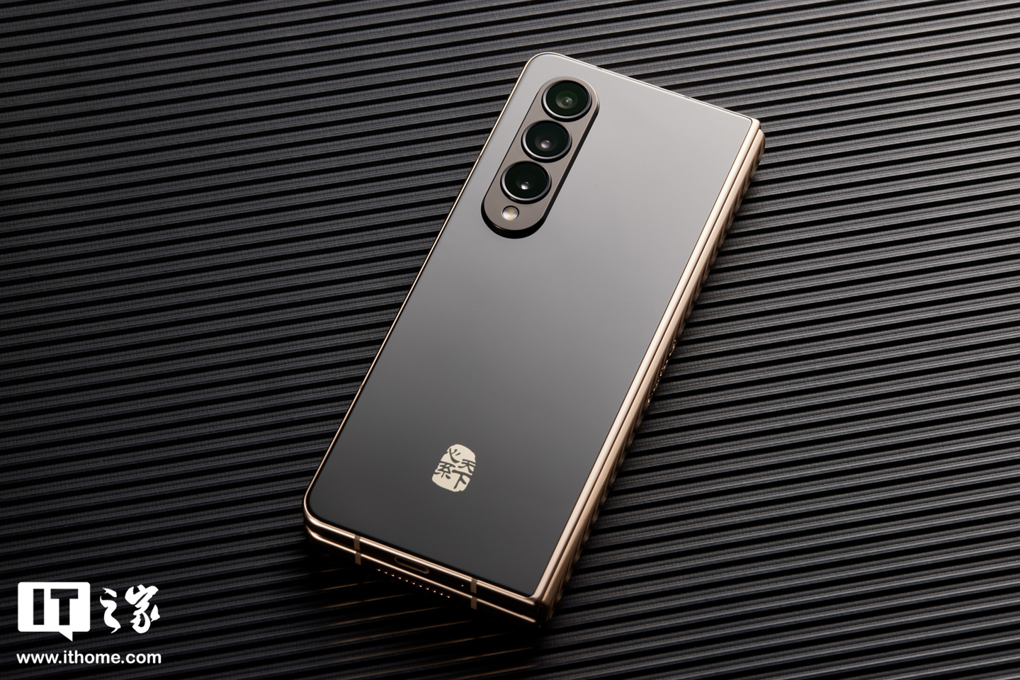 "IT Home Unboxing" Samsung Hearts the World W23 Mobile Phone Picture ...