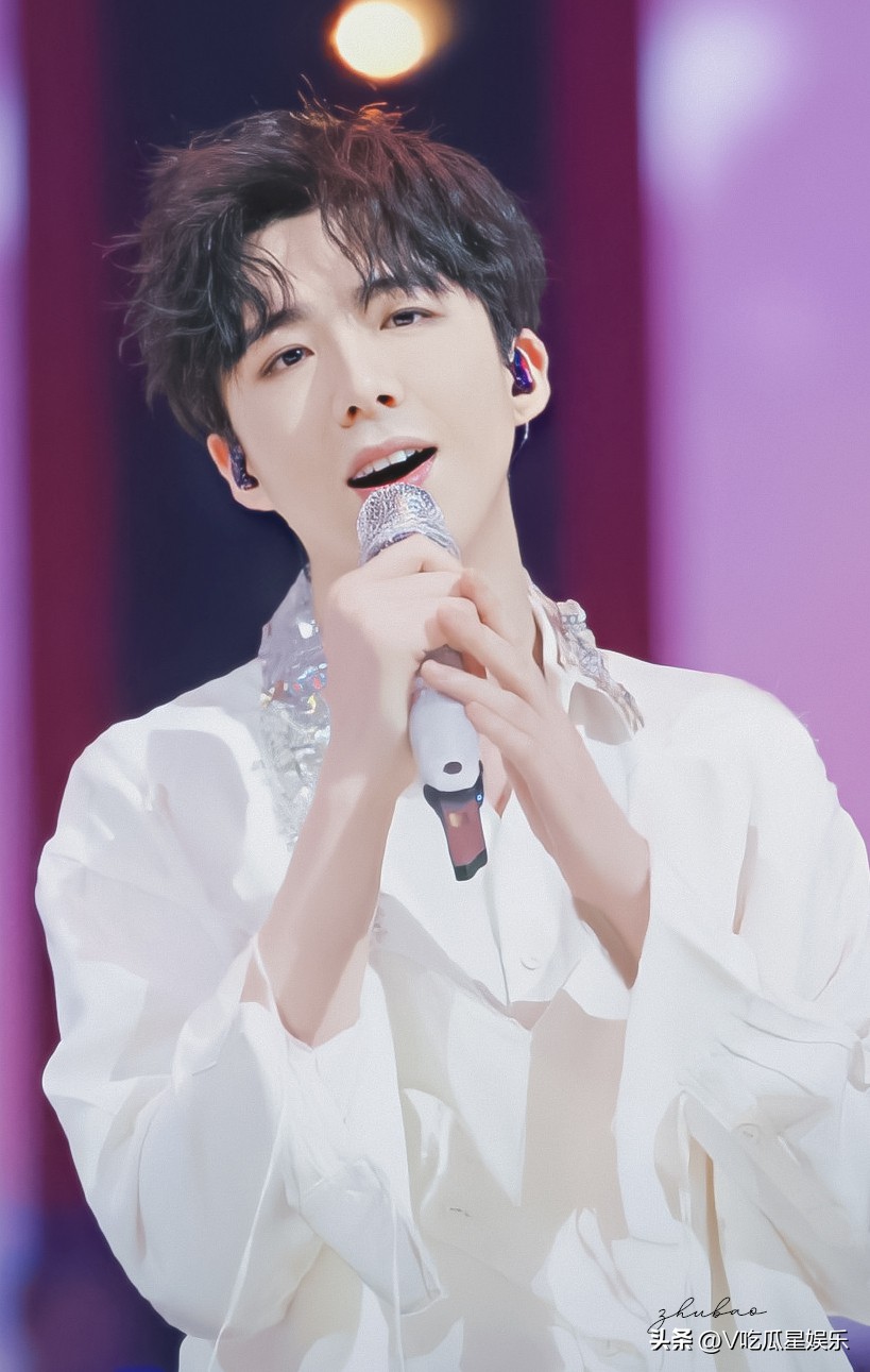 Who are the stars of "Internet celebrity background", the first ...