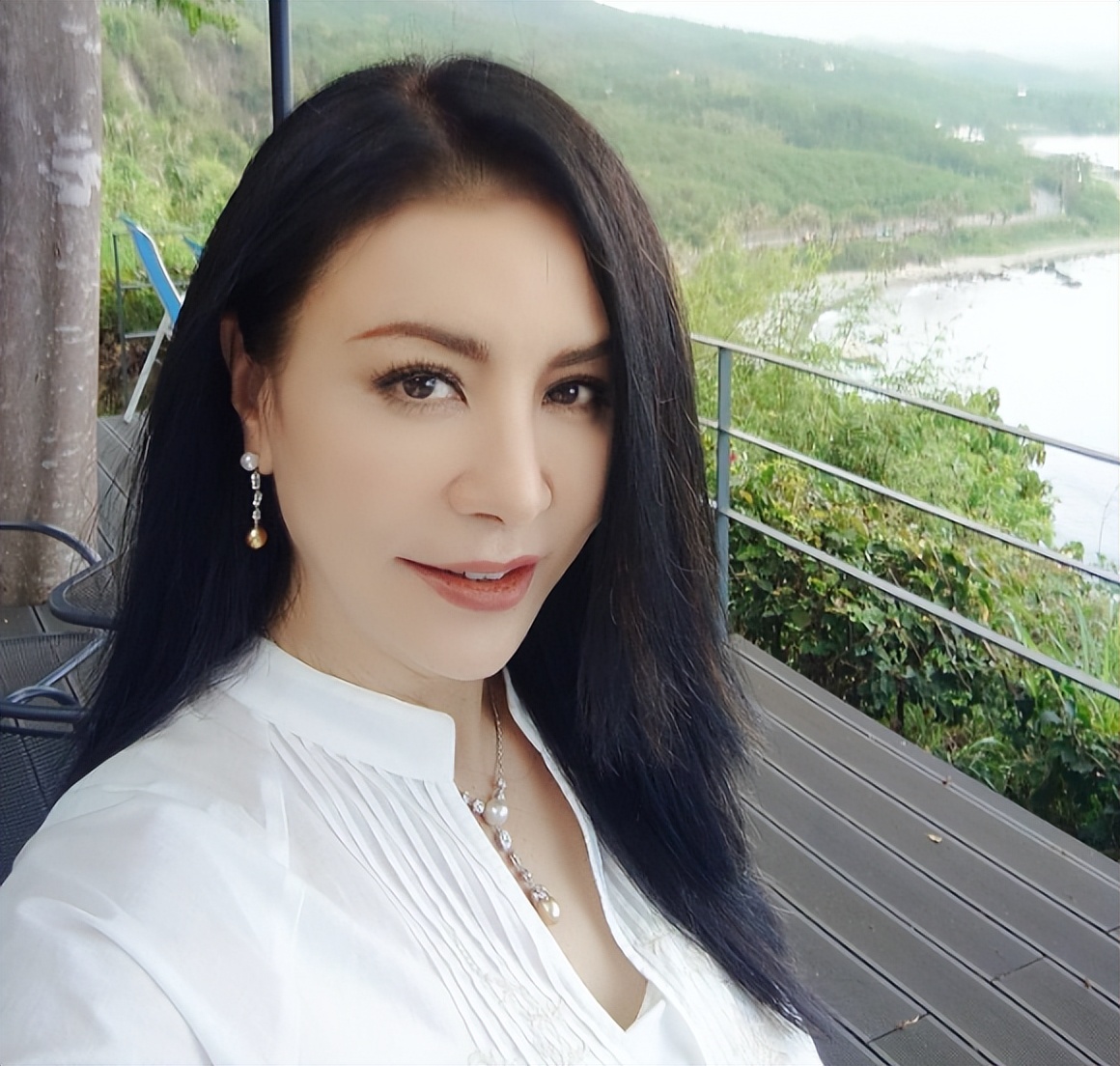 A recent photo of Tian Li was exposed, Xiao Zhao turned into a flower girl king, with a slender ...