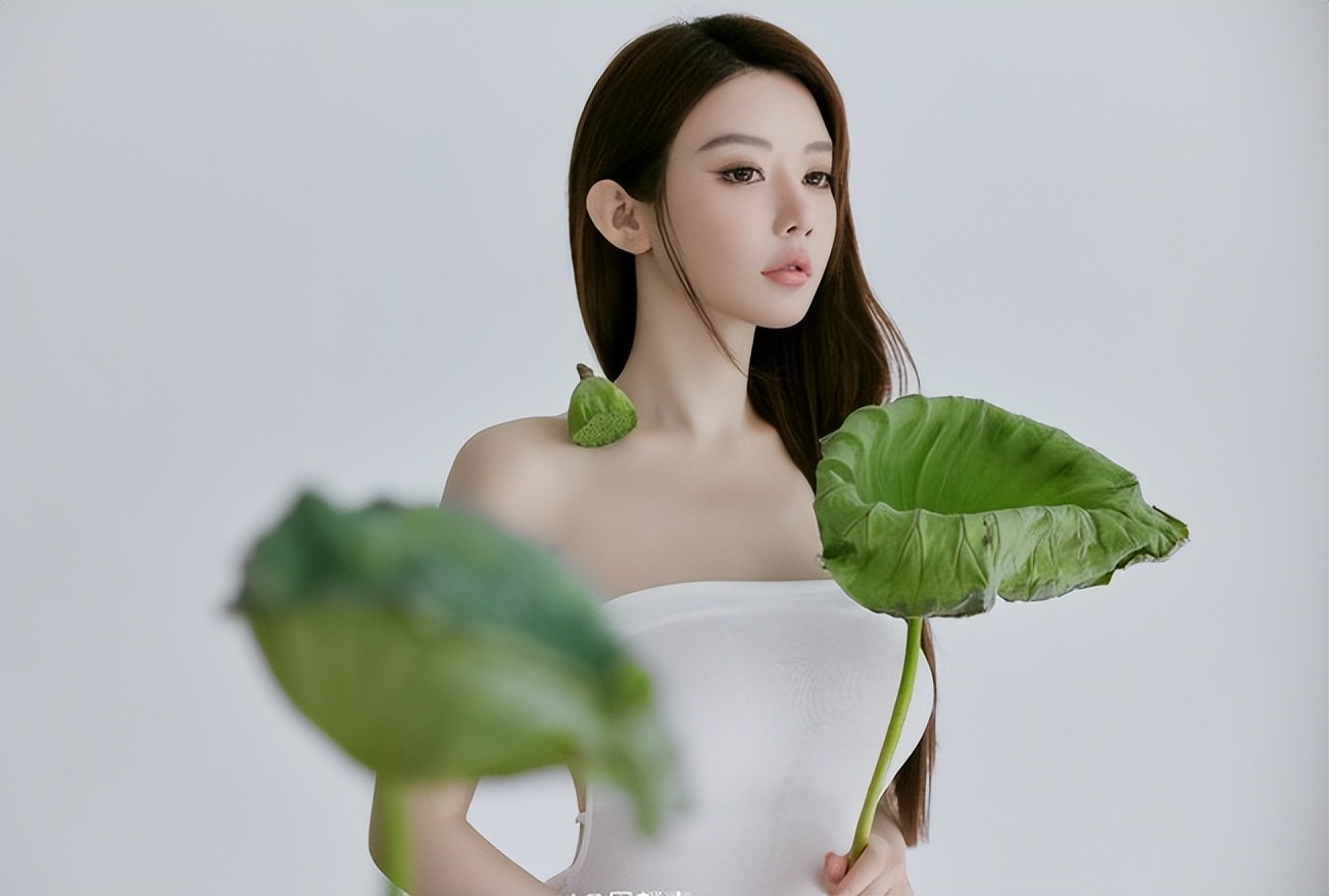 Actress Zhou Linjia shared a beautiful photo of a white backless dress ...