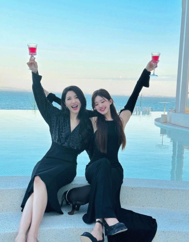 Zeng Lisha and Zhao Lusi took a photo together. The two had a good ...