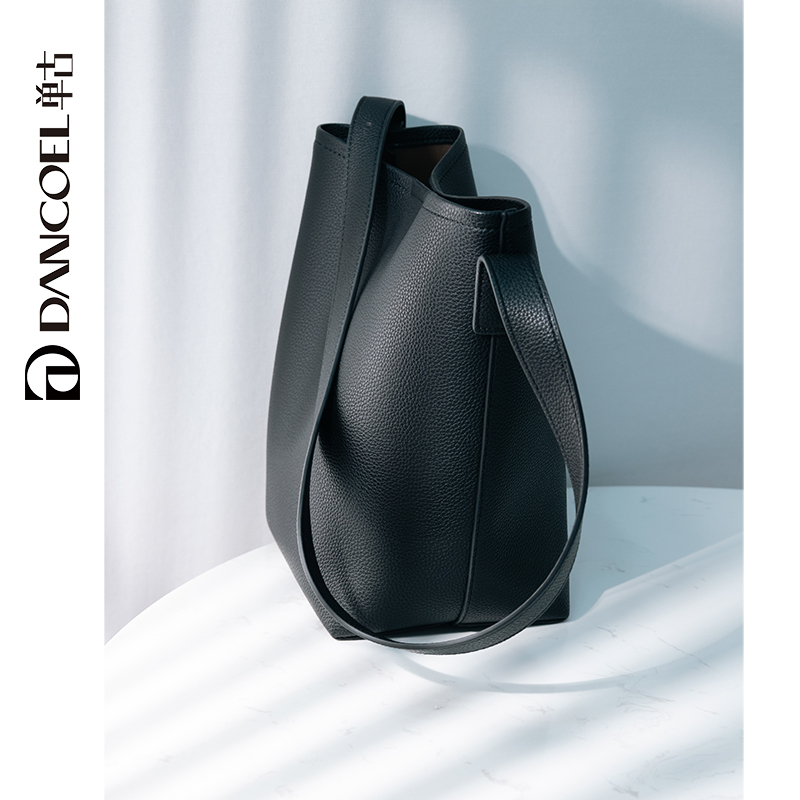 "Universal" tote bag, fashionable and versatile, with high utilization ...