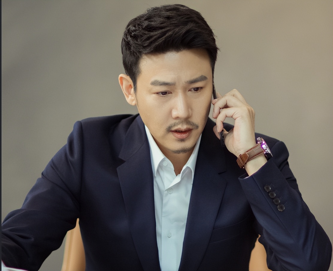 Faced with the helplessness and compromise of life in the middle-aged man, Lu Yi brought Chen ...