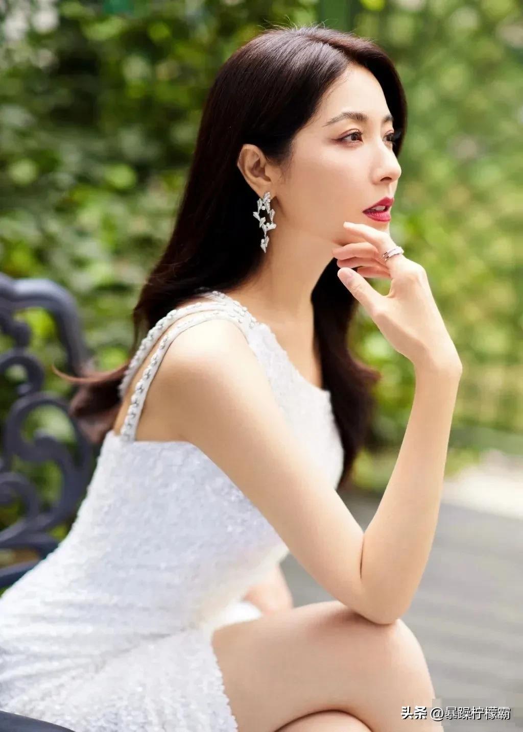 Zeng Li: A woman with a good figure, enchanting and charming, who grows ...