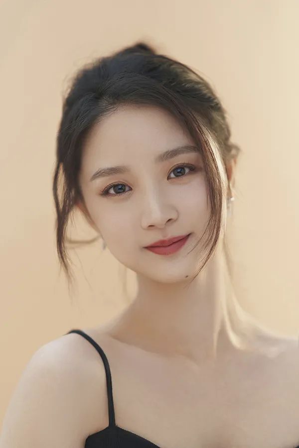 Liao Yinyue's beautiful photo shows off her fair-skinned shoulders!Snow skin jade is so ...