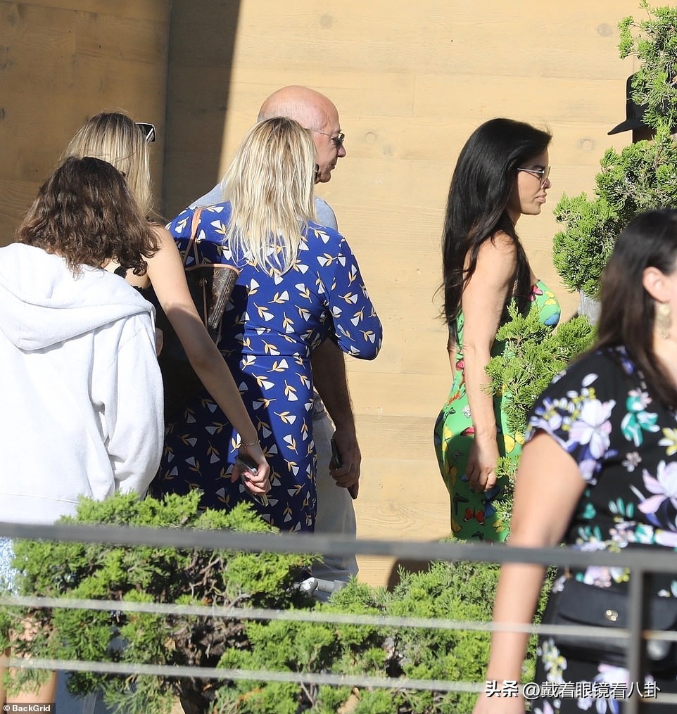 Bezos celebrates his friend's birthday with his 52-year-old girlfriend ...