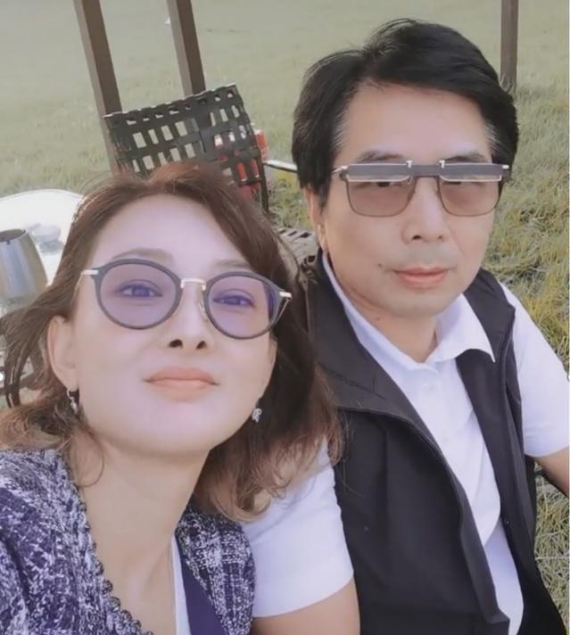 The group photo of Niu Li and her husband is in excellent condition ...