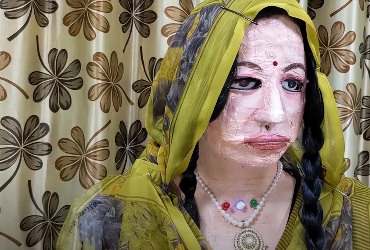 The Indian female robot has a strange shape and can be taken home for ...