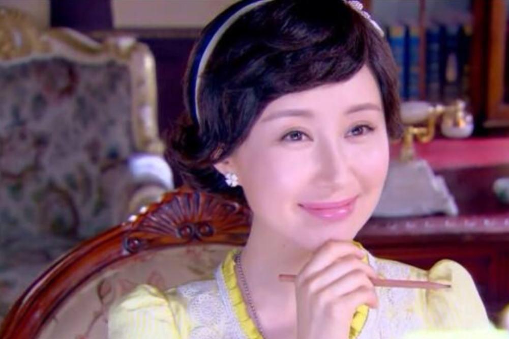 Full screen face-lifting, I hope the actor will stop touching his face ...