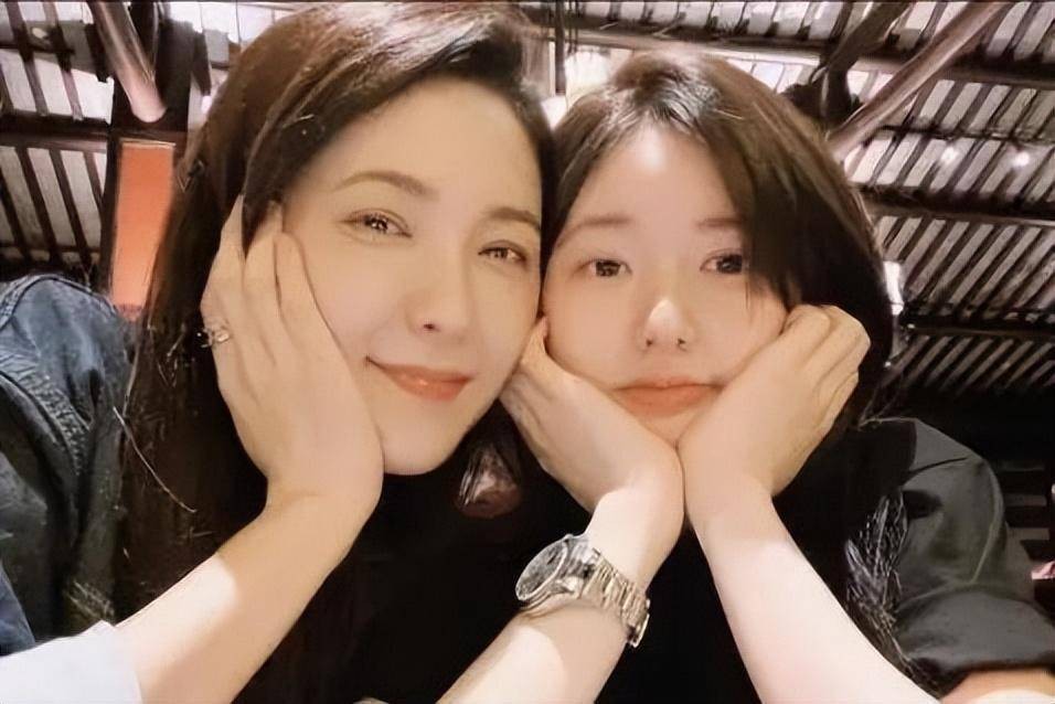 The 47-year-old "unmarried and infertile" Zeng Li has impressed the whole world. She has never ...