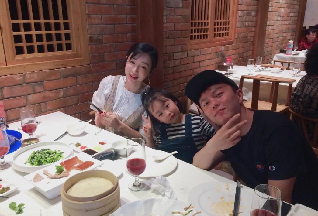 A recent photo of Xie Miao's wife was exposed. The 37-year-old wears a navel-baring dress and ...