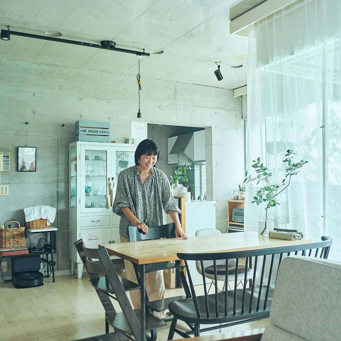 The Japanese wife insists on tidying up the room every day, and uses ...