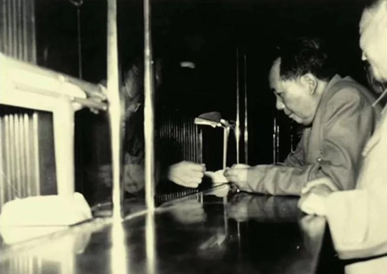 In 1949, a Kuomintang general came to Beijing to do business, and Mao ...