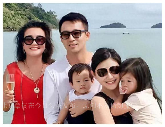 Wang Xiaofei welcomes three happinesses. In addition to her birthday ...