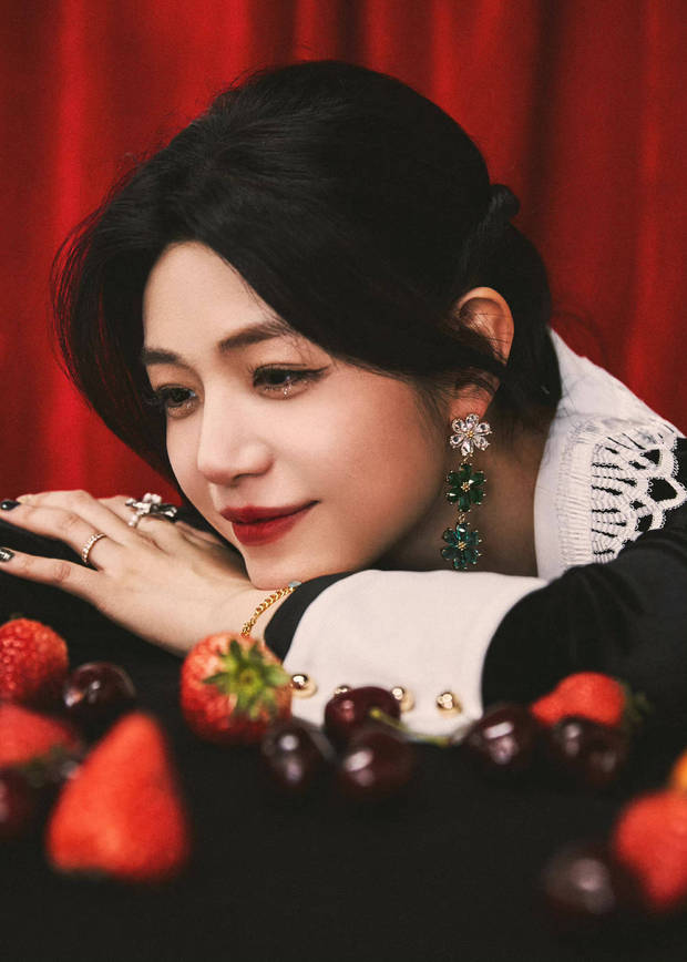 Chen Yanxi's retro oil painting style photo has black hair and red lips, noble and elegant - iNEWS