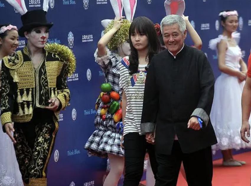 65-year-old Zhao Benshan made a rare appearance, took a happy photo ...