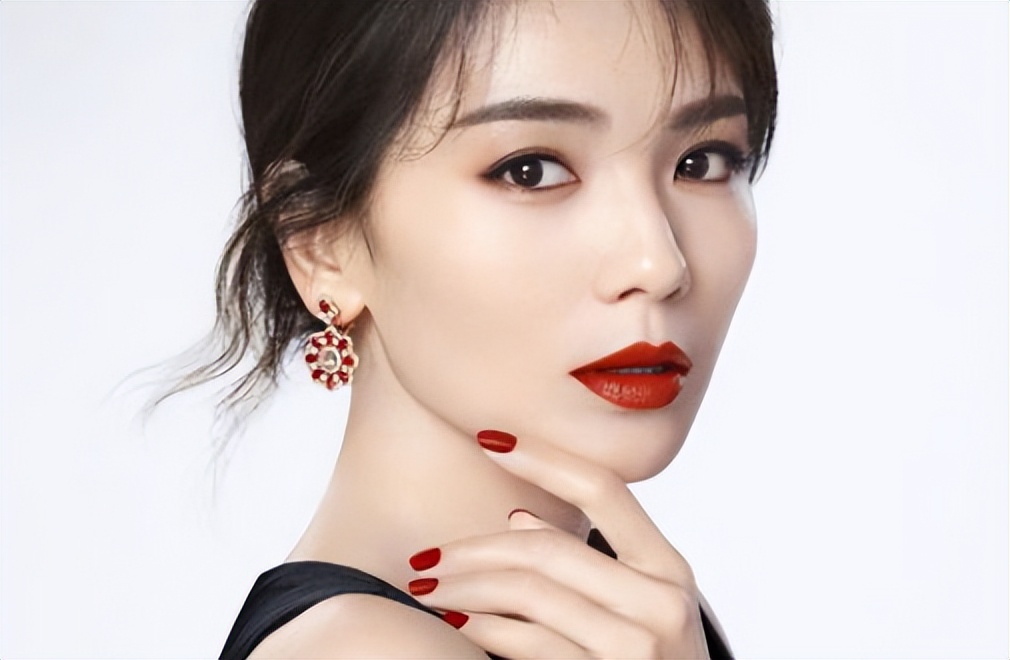 The 41-year-old Liu Tao was hugged by Wang Zijian's public princess, who noticed his hand ...