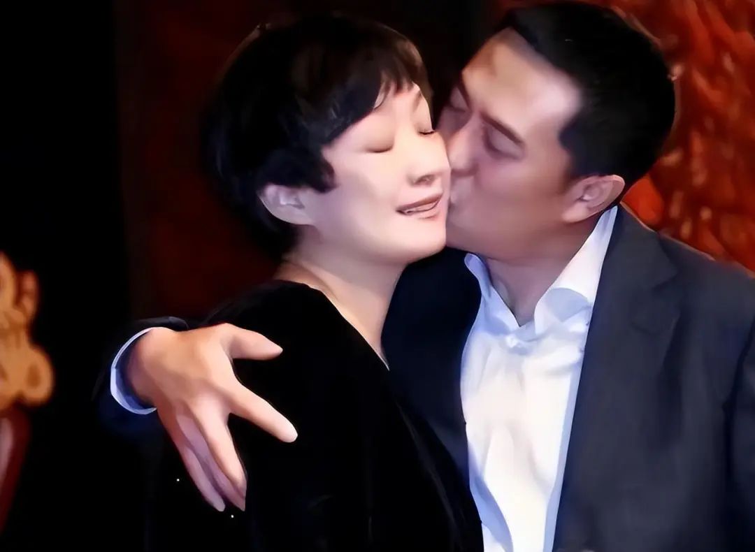 Zhang Jiayi's husband and wife are in the same frame like mother and child! He has an idiotic ...